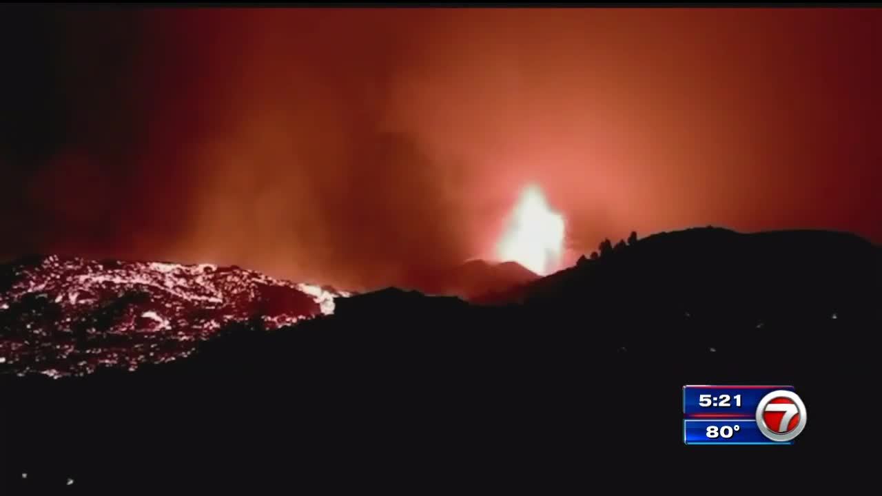 Spanish volcano eruption intensifies and suspends flights - WSVN 7News ...