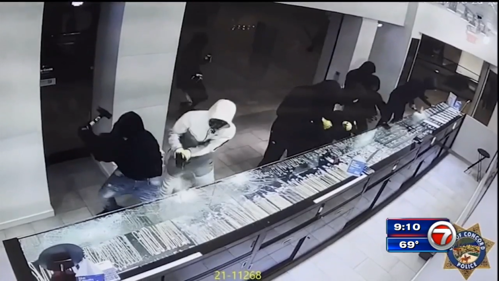 Groups of thieves target 2 more high-end stores in California amid ...