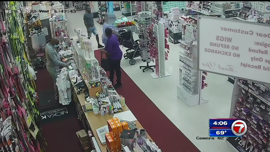 Police Search For Man Who Stole A Womans Purse In Tamarac Wsvn 7news