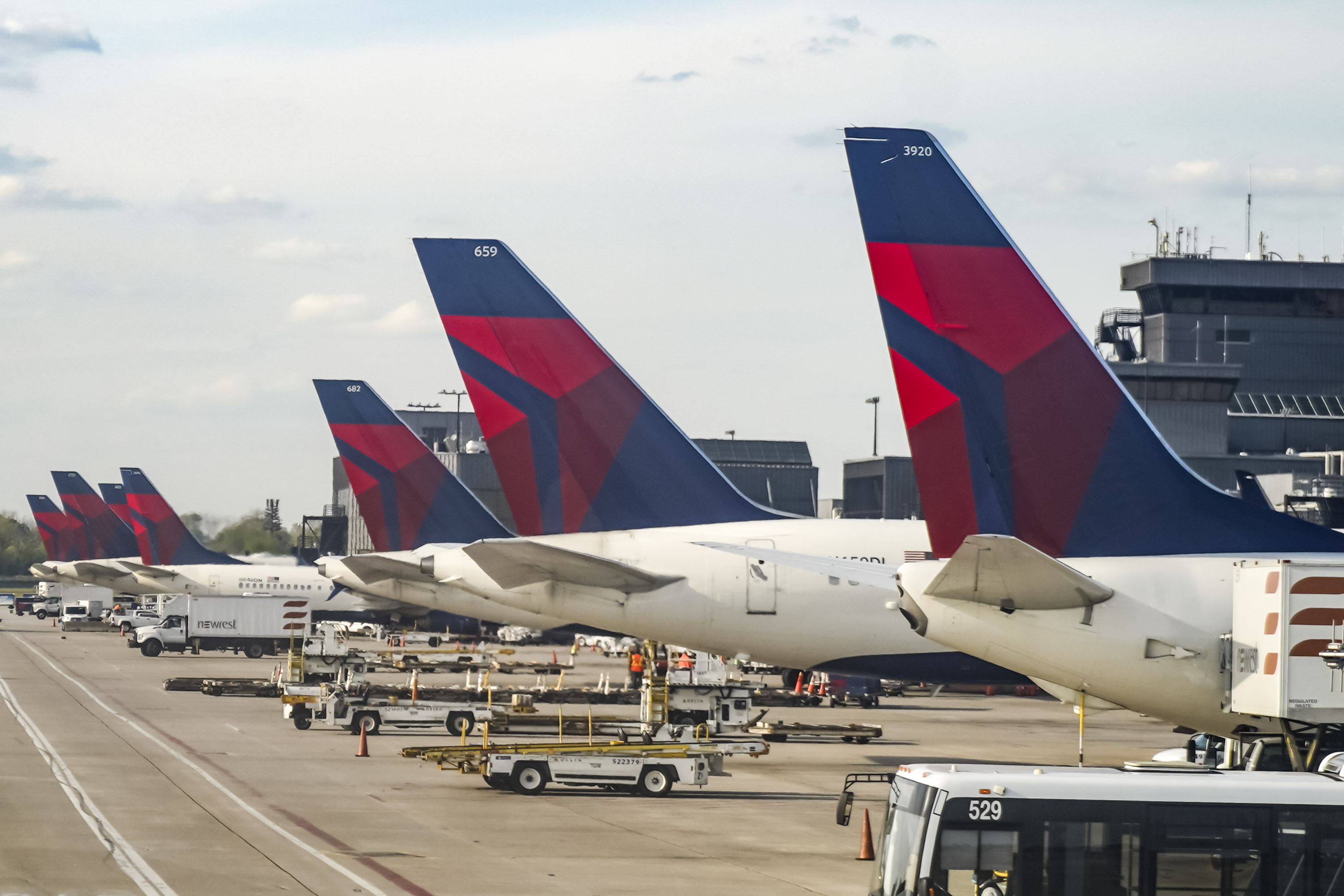 Delta says hiking fares can help it turn a profit as fuel costs surge ...