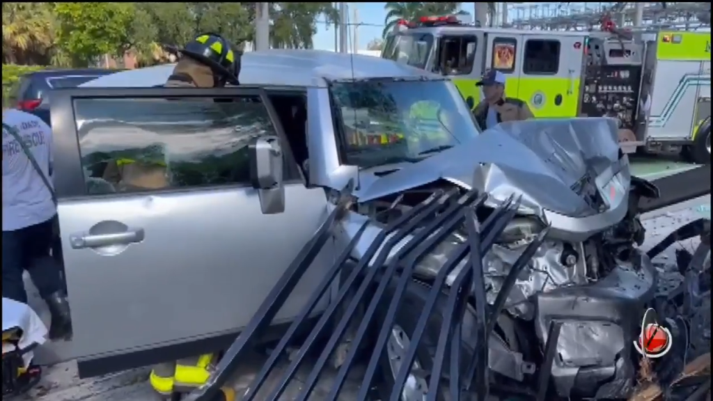2 vehicles crash, flinging one into gate and pole in NW Miami-Dade ...
