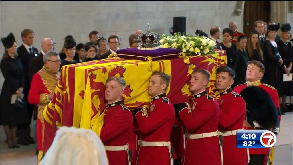 Queen is mourned with silence in the busy heart of London – WSVN 7News ...