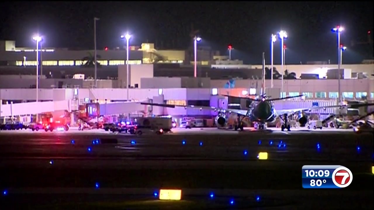 Woman kicked off plane after defending men who reported bomb threat at ...