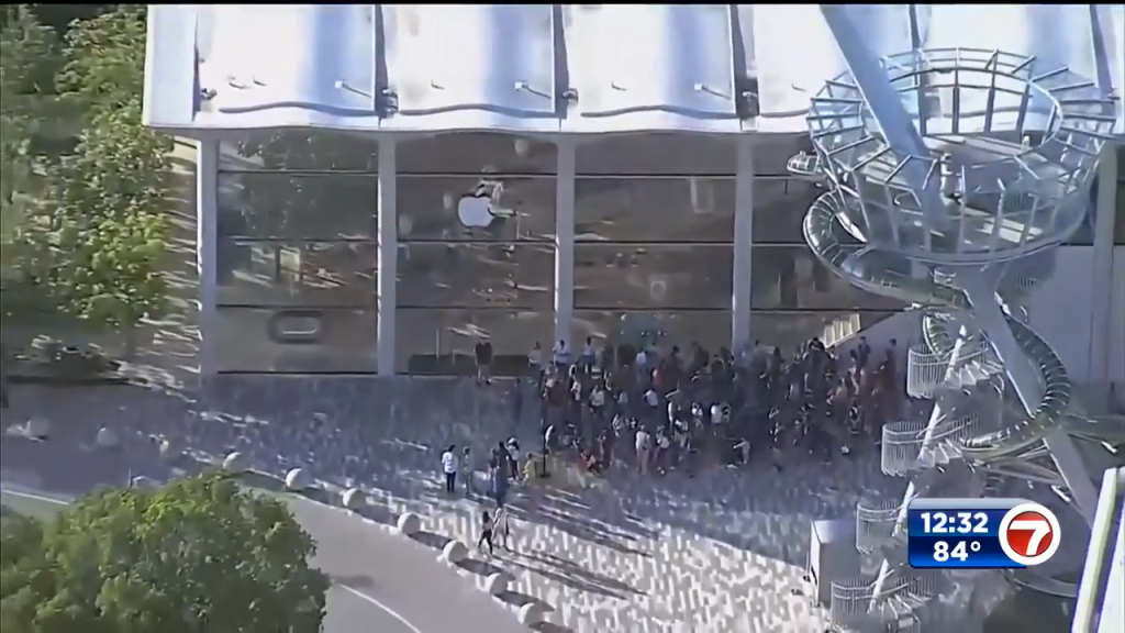 South Florida community gather outside Apple Store for iPhone 14 ...