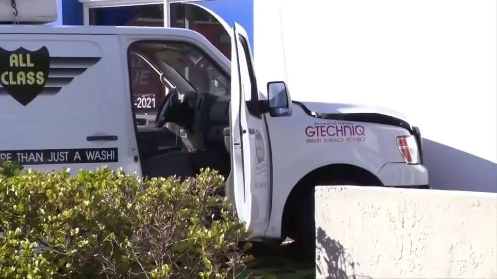 Driver crashes into insurance building in Fort Lauderdale after losing ...