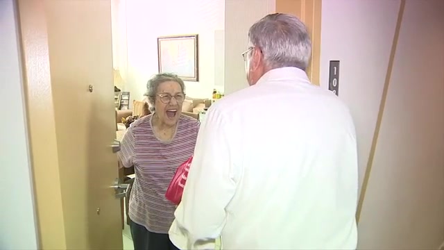Miami Commissioner Reyes delivers 500 food bags to senior residents ...