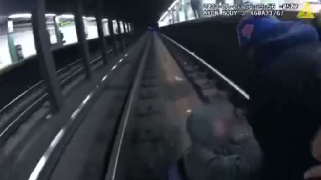 Good Samaritan and NYPD officers rescue man from subway tracks moments ...