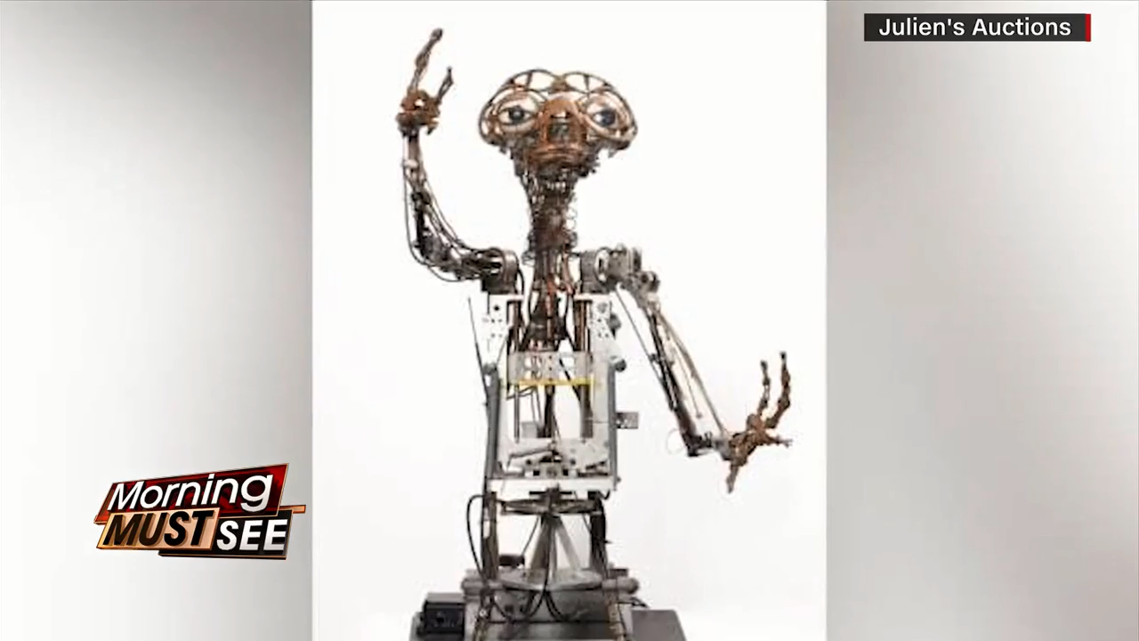 Original animatronic ‘E.T.’ model used in Spielberg classic sells for ...