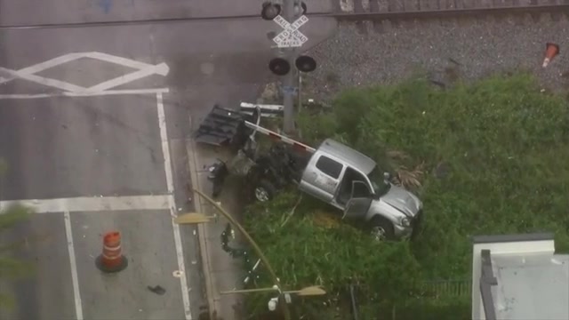 Pickup truck collides with Tri-Rail train in Fort Lauderdale – WSVN ...