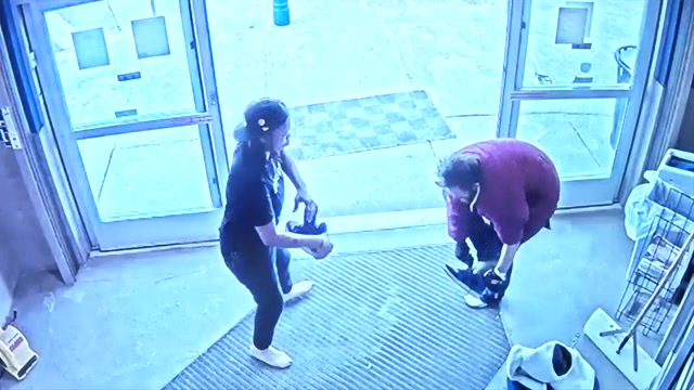 Minnesota liquor store employee gives her shoes to man walking with ...
