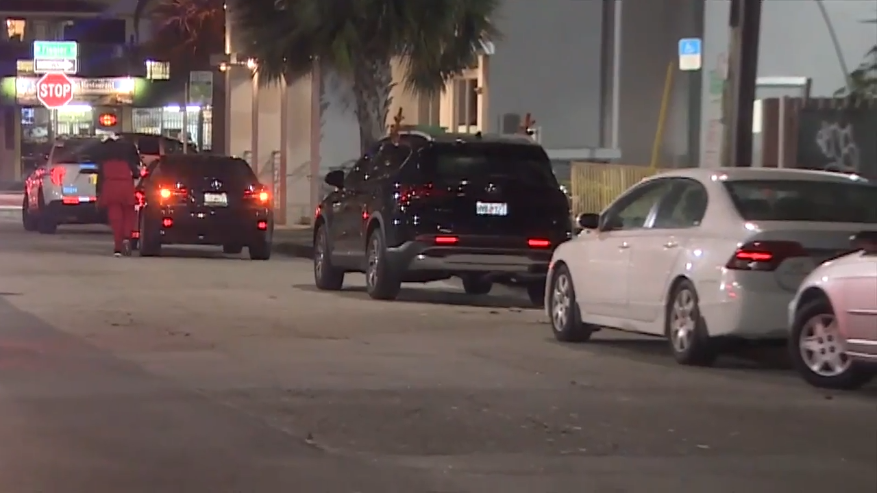 People begin to line up overnight for Jabas Holiday Food Baskets 2022 ...