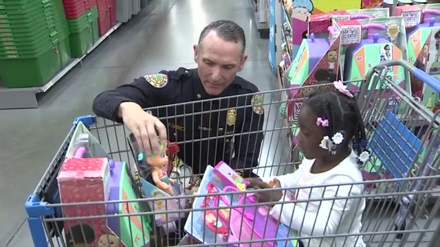 Miami Police officers take children on holiday shopping spree at NW ...