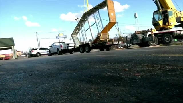 Denny’s sign topples in high wind; 1 dead, 2 injured - WSVN 7News ...