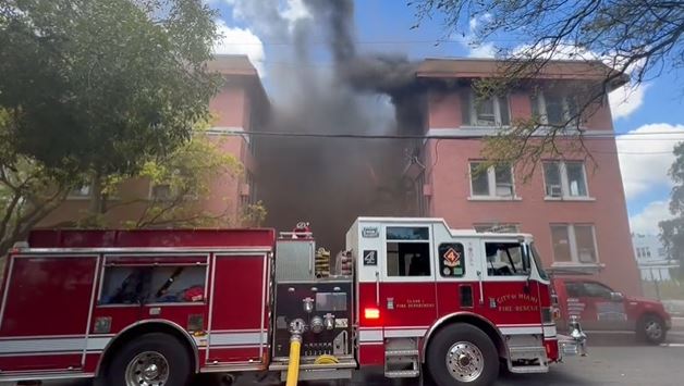 Crews work to put out fire at abandoned building in Miami - WSVN 7News ...