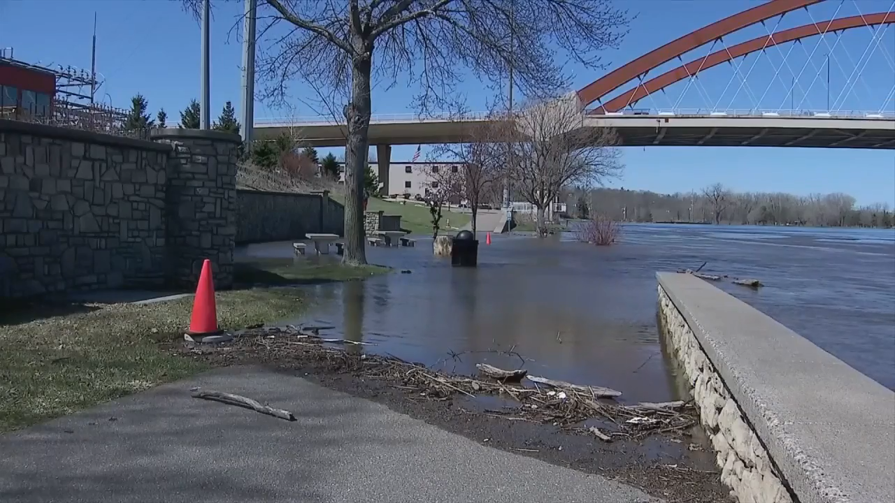 Spring snowmelt has cities along the Mississippi bracing for flooding ...