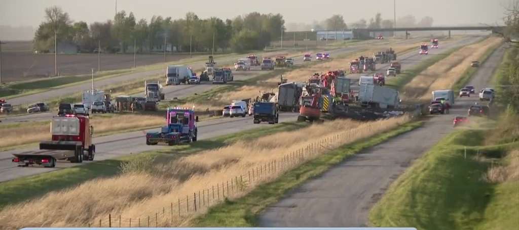At least 6 dead after dust storm causes crashes in Illinois – WSVN ... At least 6 dead after dust storm causes crashes in Illinois – WSVN ...