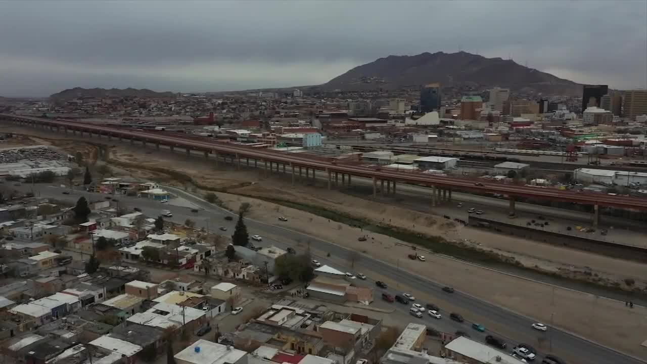 Migrants rush across US border in final hours before Title 42 expires ...