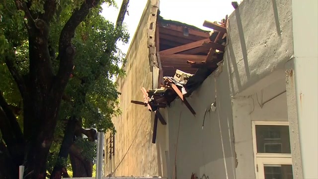Roof collapse of unoccupied building in Miami leads to road closure due ...