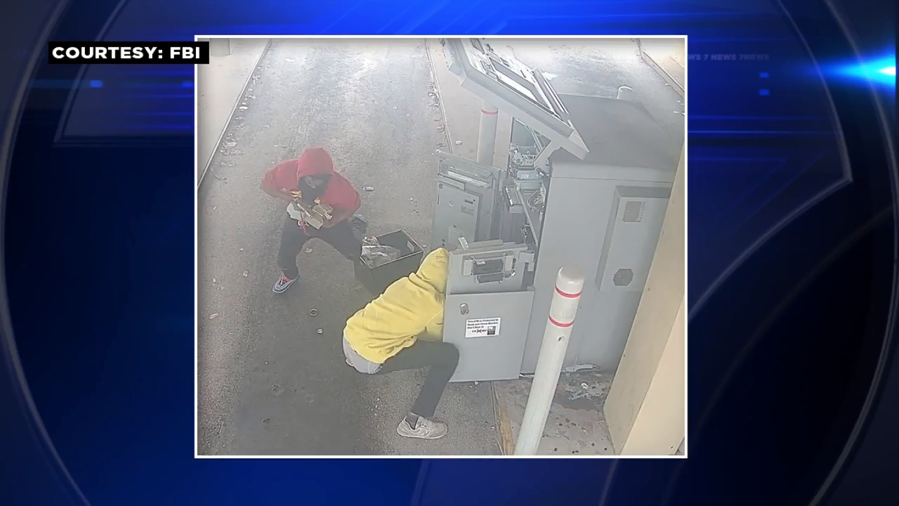 2 armed robbers take tray with cash from armored truck in Miami Gardens ...