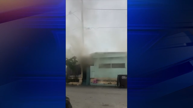 Family escapes unharmed after fire engulfs mobile home in North Miami ...