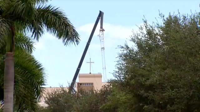 Construction worker killed, 4 hospitalized after crane collapses at ...