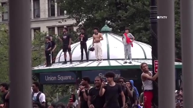 Thousands overwhelm New York’s Union Square for streamer giveaway ...