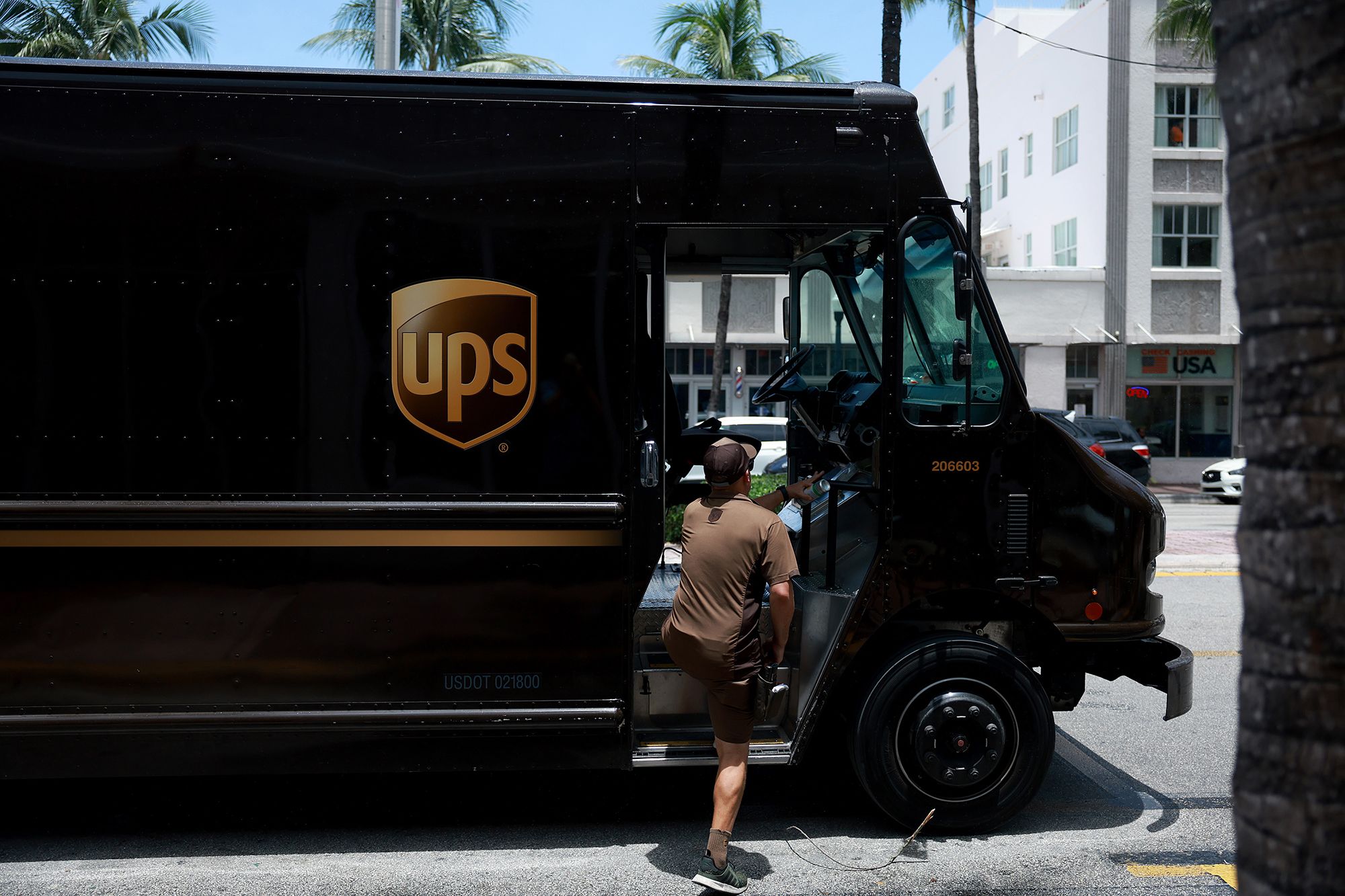 Teamster members ratify deal at UPS, putting strike threat to rest ...