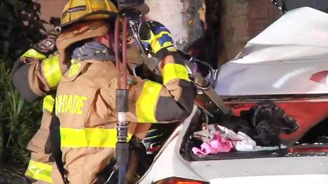 Car Crash In Nw Miami Dade Leaves 2 Hospitalized Wsvn 7news Miami