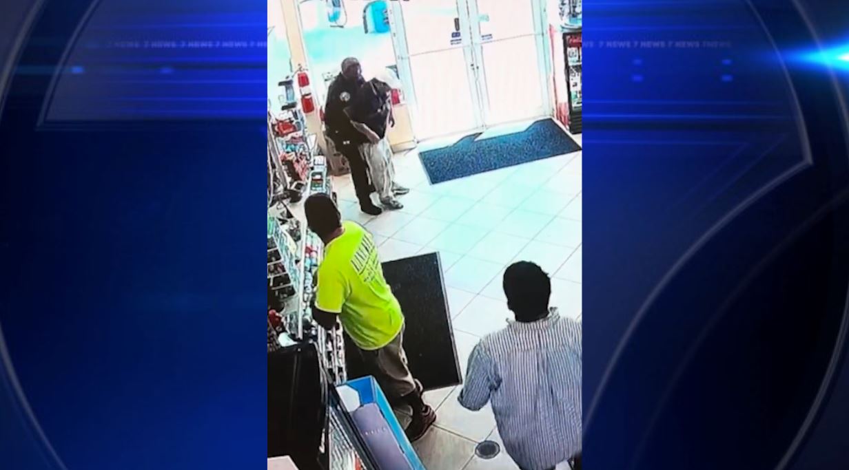 Caught on camera: Boca Raton Police officer saves choking man’s life ... Caught on camera: Boca Raton Police officer saves choking man’s life ...