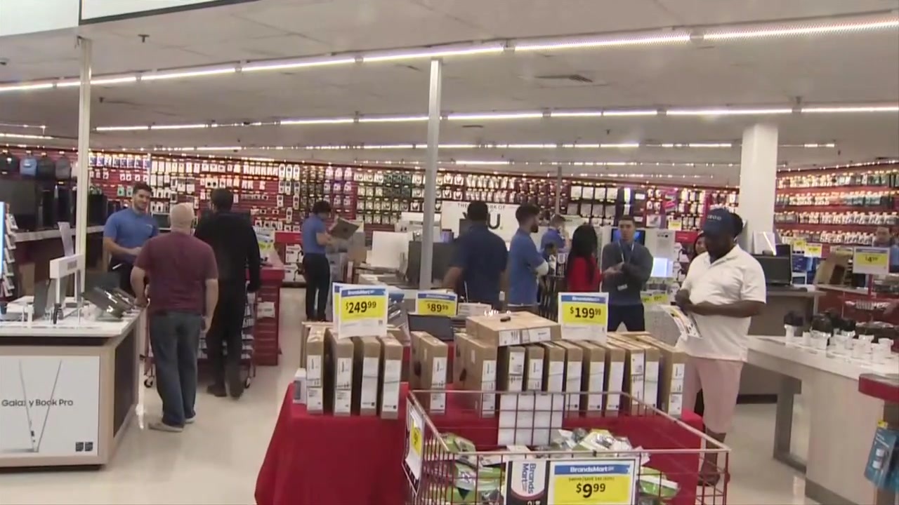 Early Black Friday shopping sets tone for busy holiday weekend - WSVN ...