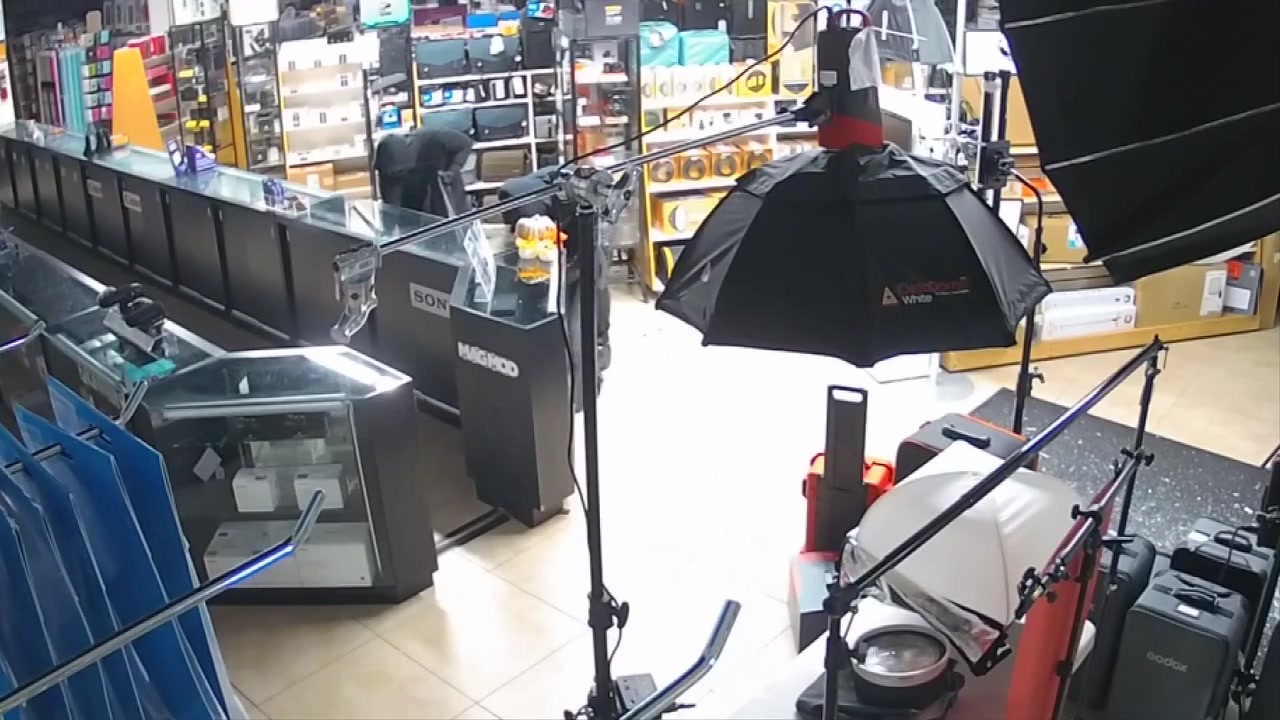 Surveillance video shows 2 stealing over $30K in merchandise from ...