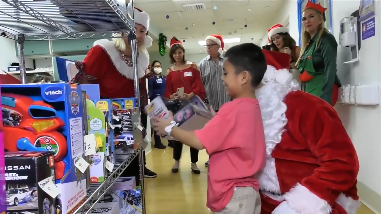 Santa and Mrs. Claus hand out presents to patients at Holtz Children’s ...