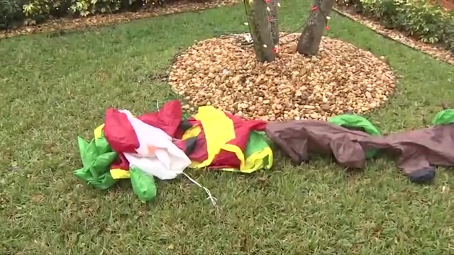 Gusty winds deflate, topple Christmas decorations across South Florida ...