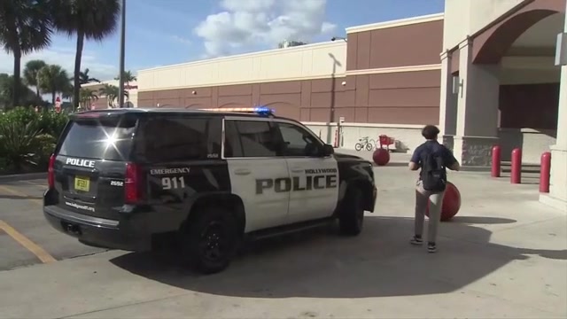 ‘Operation Reindeer’: Hollywood Police patrol busy malls on lookout for potential holiday ...