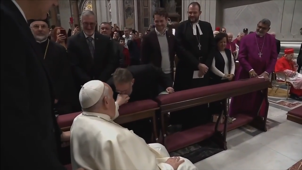 Pope Francis denounces the weapons industry as he makes a Christmas ...