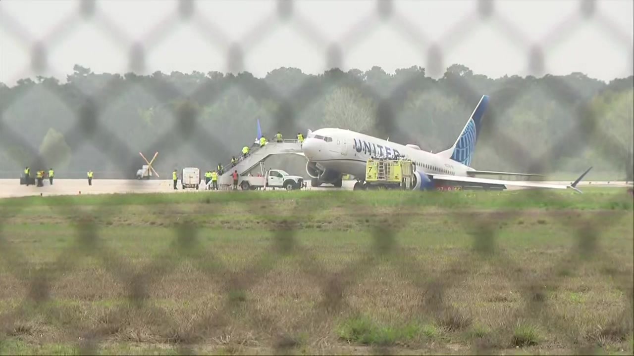 United Airlines plane rolls off runway in Houston - WSVN 7News | Miami ...