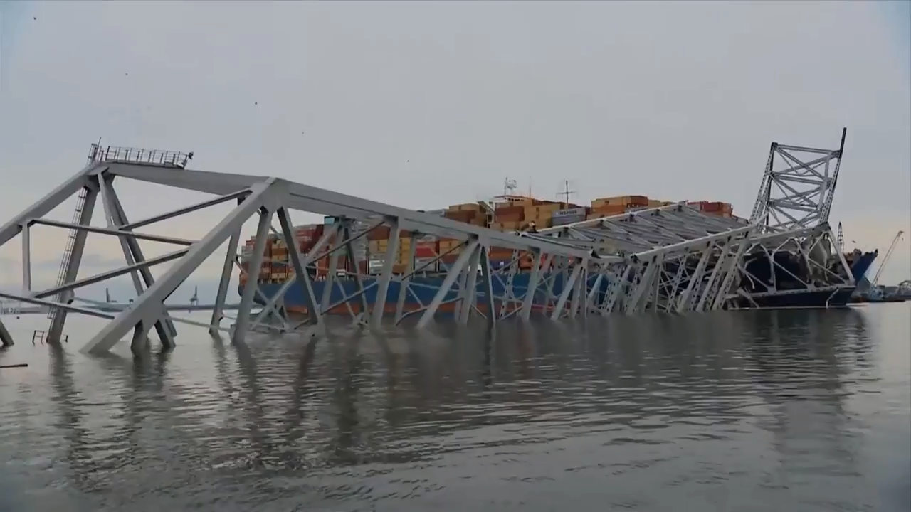 Biden tours collapsed Baltimore bridge as clearing proceeds and ...