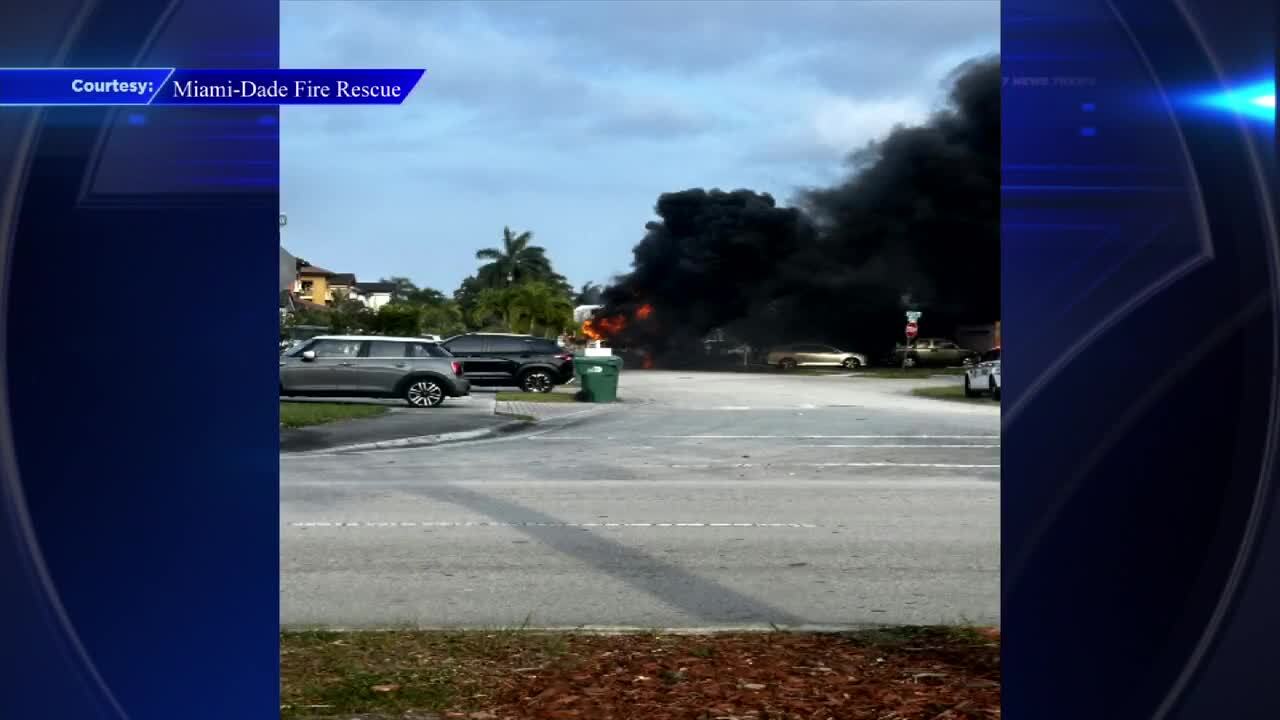 Crews Extinguish Flames On Garbage Truck In Sw Miami Dade Wsvn 7news