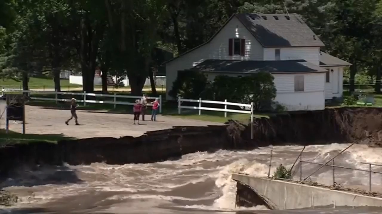 Iowa floodwaters breach levees as even more rain dumps onto parts of ...