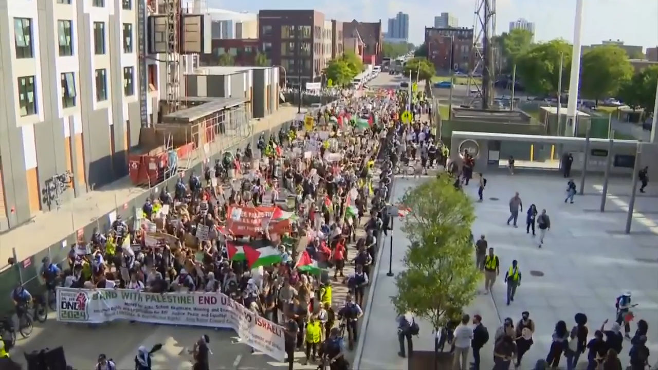 Pro-Palestinian protesters clash with police near Chicago’s Israeli ...