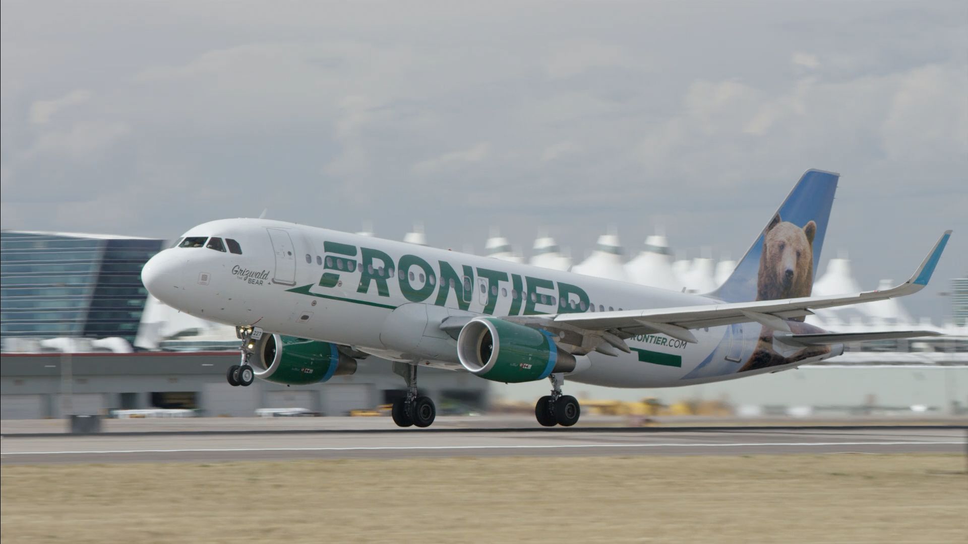 Bomb threat on Frontier flight forces emergency response at DFW Airport ...