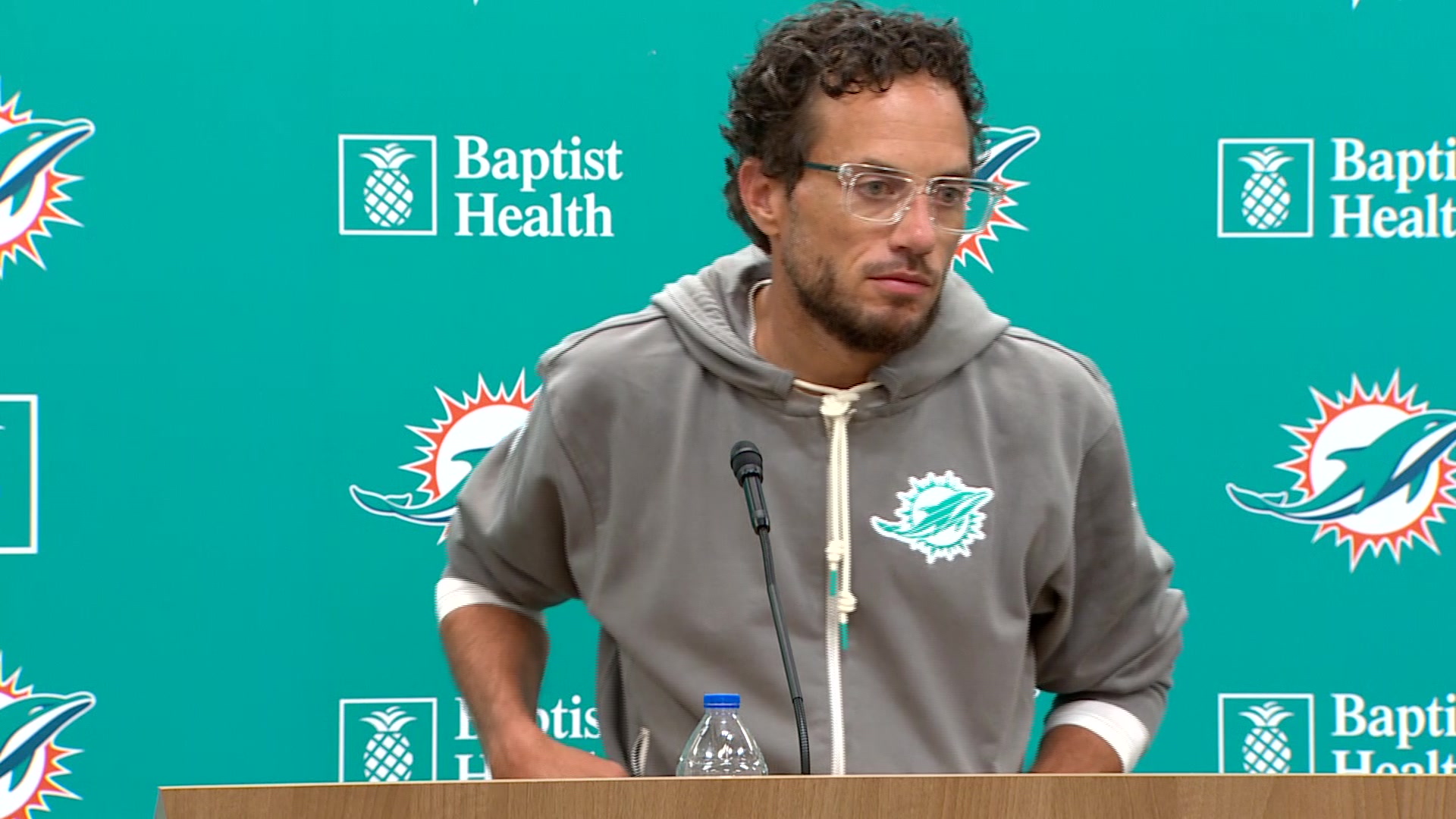 A clearly emotional Mike McDaniel raves about how the Dolphins handled ...