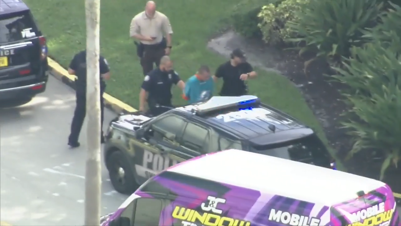 Police detain suspect accused of making bomb threat at Dolphin Mall in ...