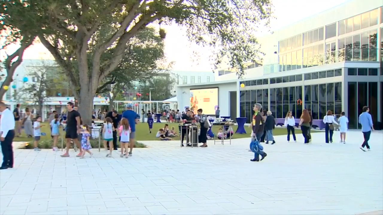 Teens give lesson about online safety, cyberbullying, and screen ...