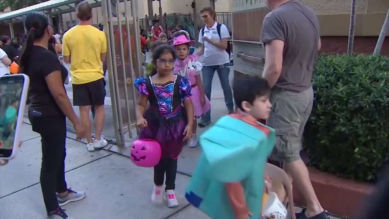 Southside Elementary students celebrate 20th annual Boo Parade in ...