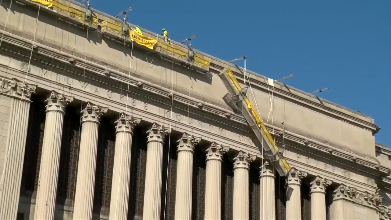 Workers rescued from above Milwaukee County Courthouse after suspended ...