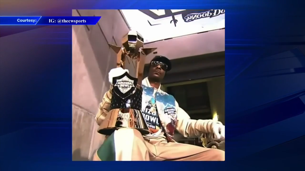 Snoop’s game: Snoop Dogg thrills the crowd in the bowl that bears his ...