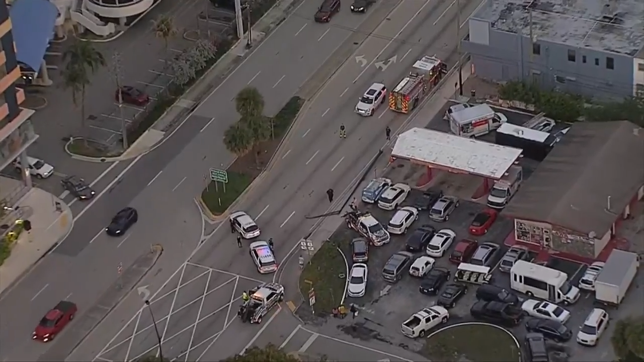 Car crashes into street light, shutting down EB lanes of East Oakland Park Boulevard - WSVN ...