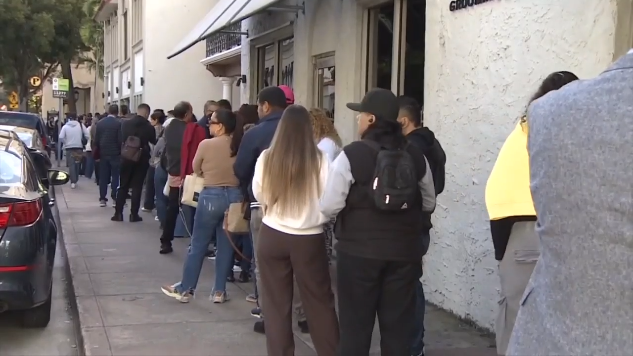 Colombians line up outside Miami consulate to get paperwork in order ...