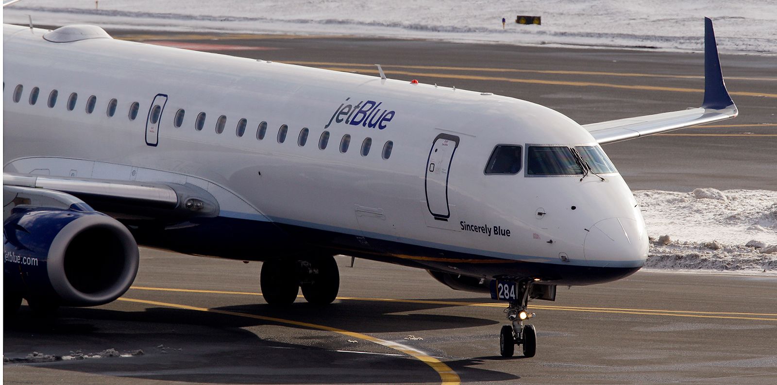 Police arrest JetBlue passenger who opened emergency exit, prompting ...